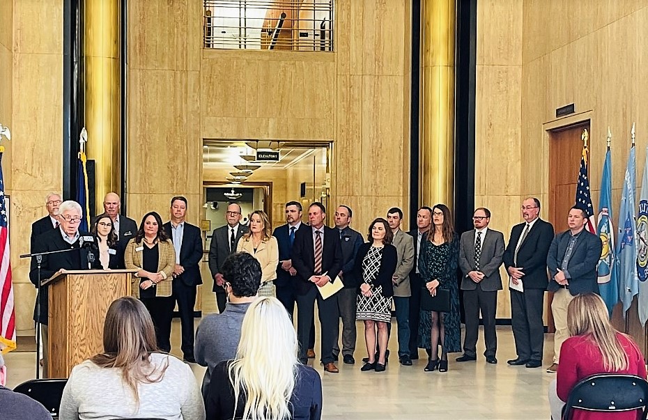 Diverse group denounces term limits | News, Sports, Jobs - Minot Daily News